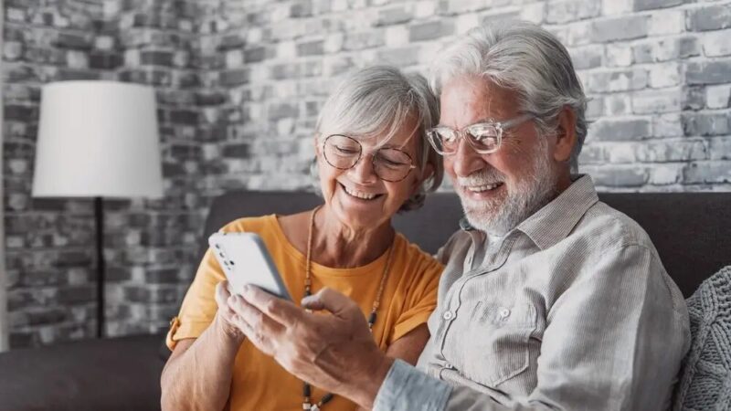 How to choose the best cell phones for visually impaired seniors ...
